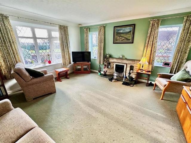 4 bedroom detached bungalow to rent