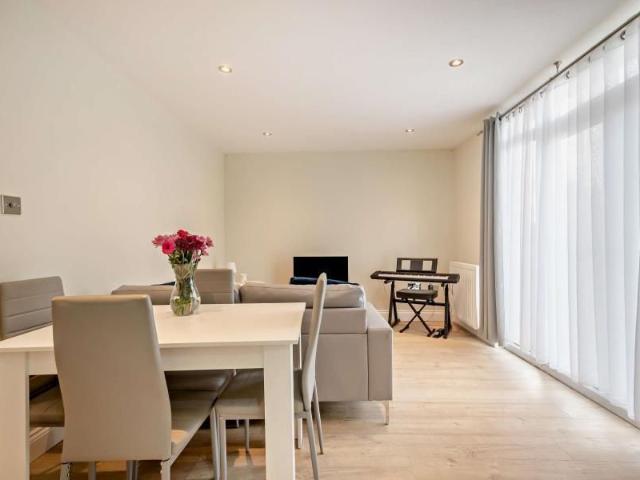 4 bedroom detached bungalow to rent