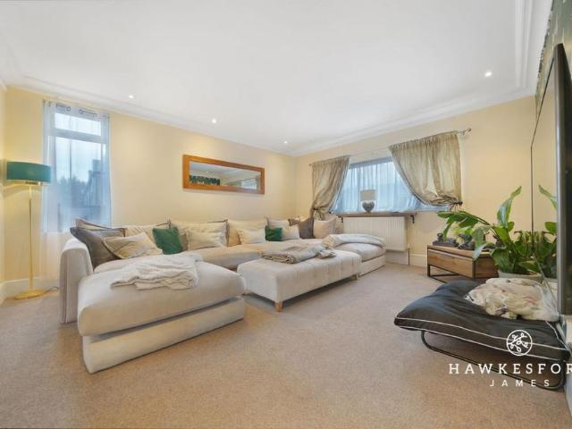 4 bedroom detached bungalow to rent