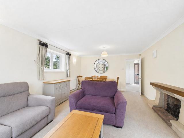 4 bedroom detached bungalow to rent