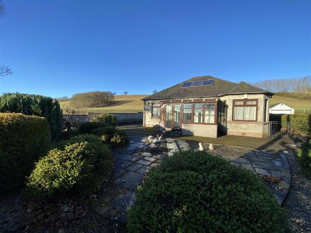 4 bedroom detached bungalow to rent