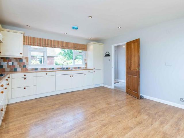 4 bedroom detached bungalow to rent