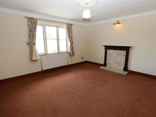 4 bedroom detached bungalow to rent