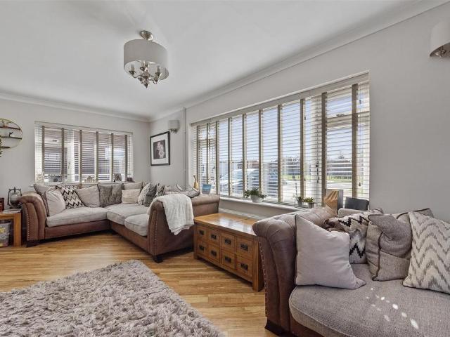 4 bedroom detached bungalow to rent