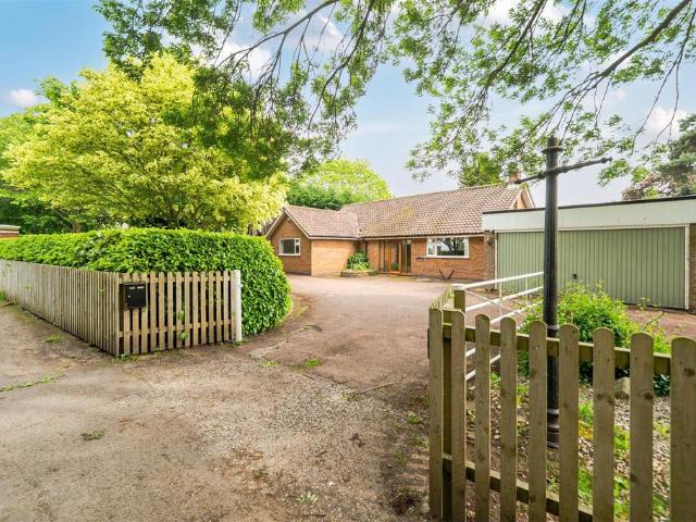 4 bedroom detached bungalow to rent