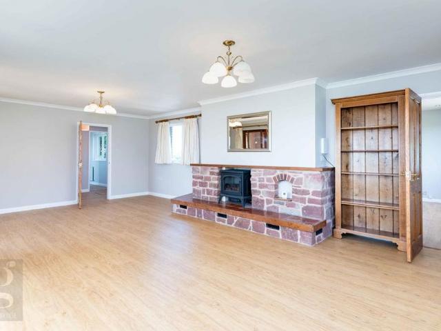 4 bedroom detached bungalow to rent