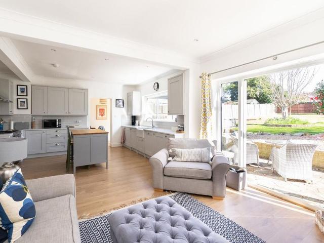 4 bedroom detached bungalow to rent