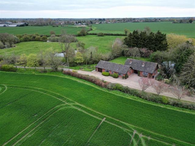 4 bedroom detached bungalow to rent