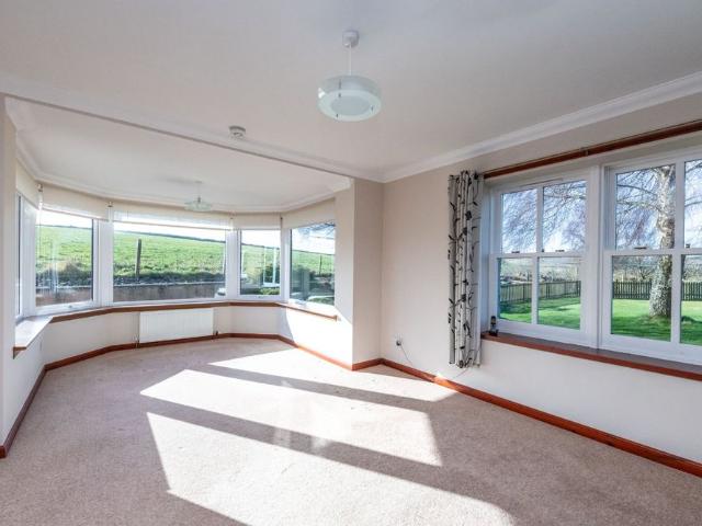 4 bedroom detached bungalow to rent