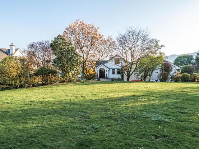 4 bedroom detached bungalow to rent