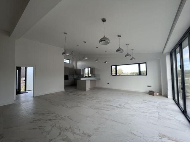 4 bedroom detached bungalow to rent