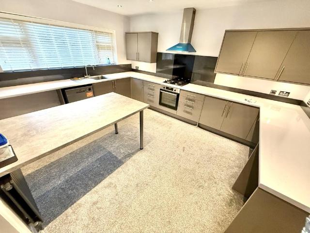 4 bedroom detached bungalow to rent
