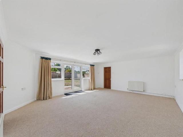 4 bedroom detached bungalow to rent