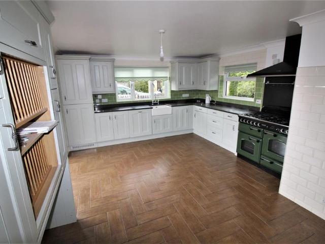4 bedroom detached bungalow to rent