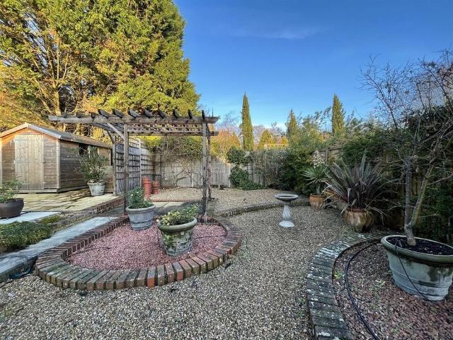 4 bedroom detached bungalow to rent