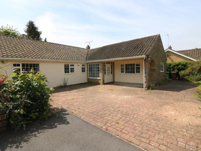4 bedroom detached bungalow to rent