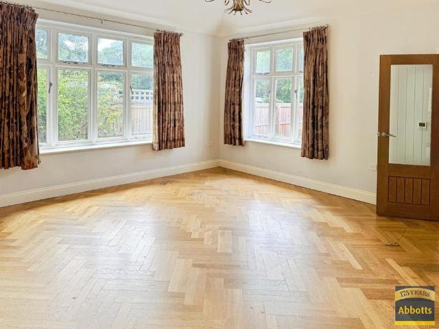 4 bedroom detached bungalow to rent