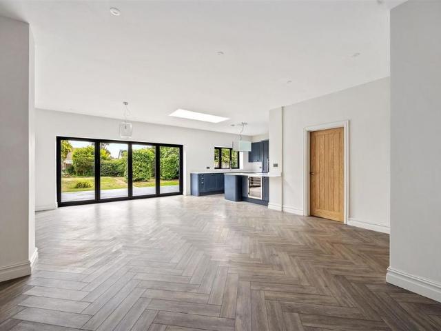 4 bedroom detached bungalow to rent
