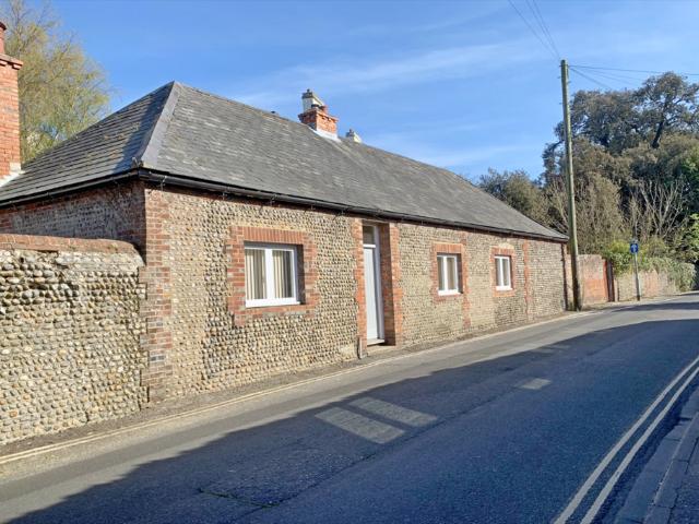 4 bedroom detached bungalow to rent