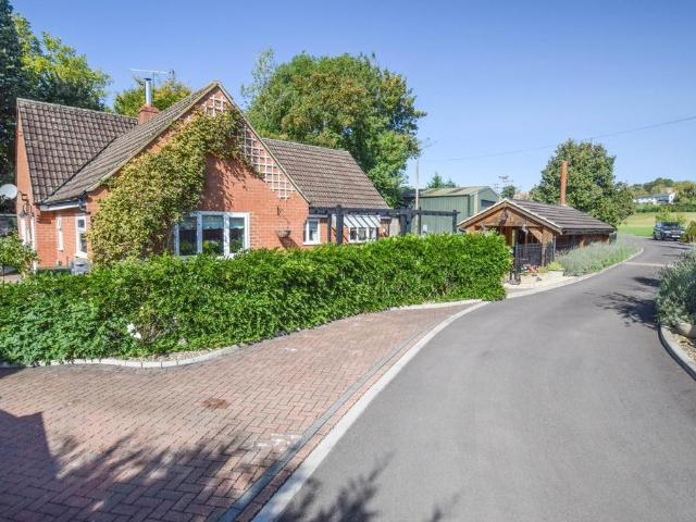 4 bedroom detached bungalow to rent