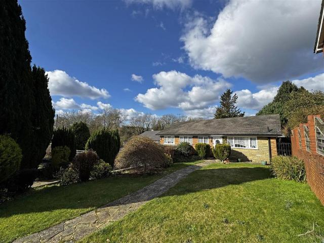 4 bedroom detached bungalow to rent