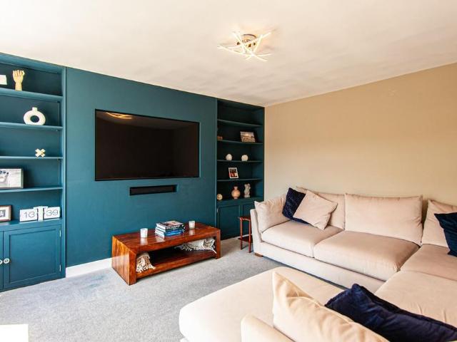 4 bedroom detached bungalow to rent