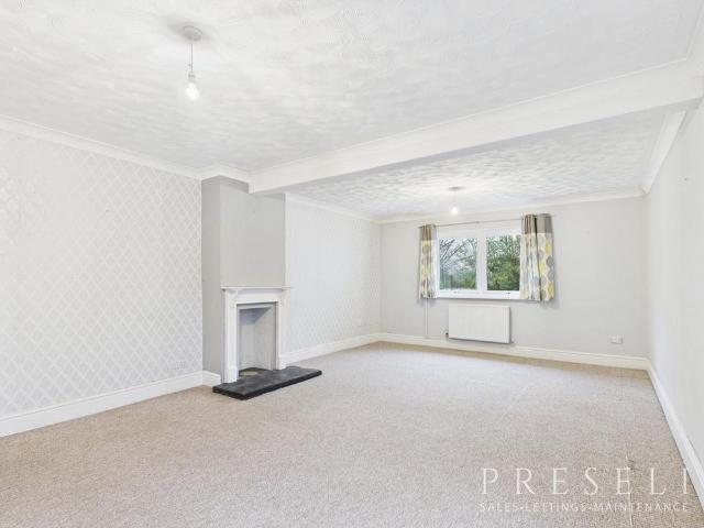 4 bedroom detached bungalow to rent