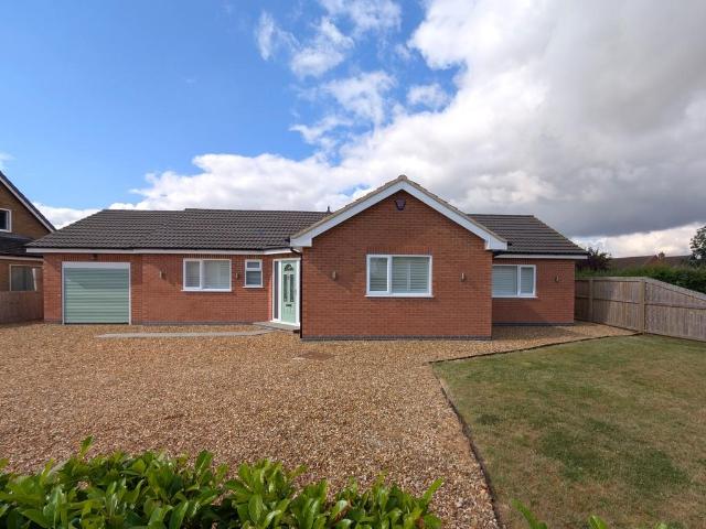 4 bedroom detached bungalow to rent