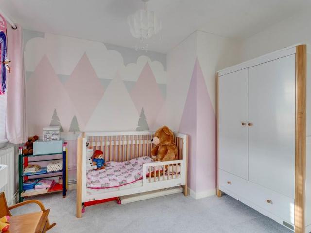 4 bedroom detached bungalow to rent