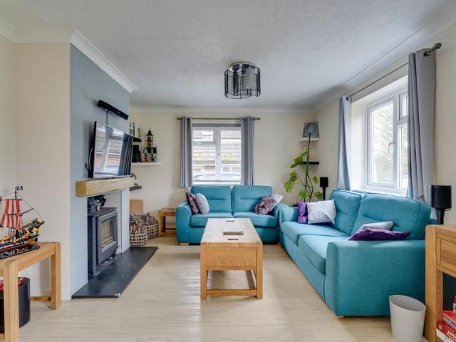 4 bedroom detached bungalow to rent