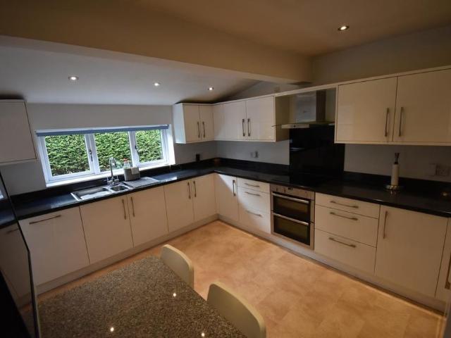 4 bedroom detached bungalow to rent