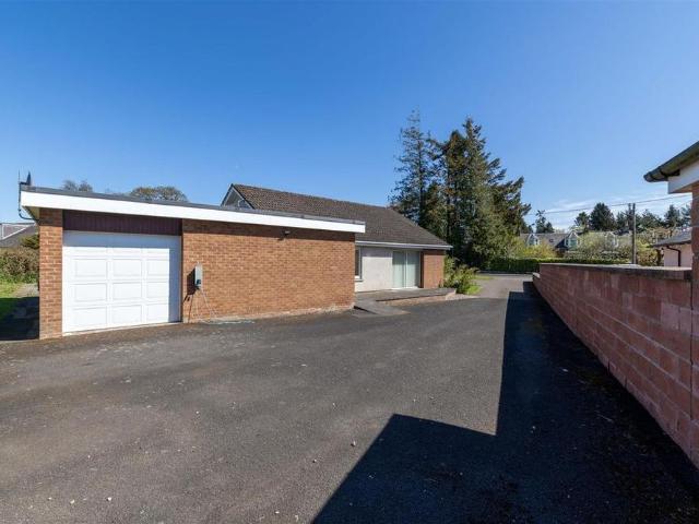 4 bedroom detached bungalow to rent