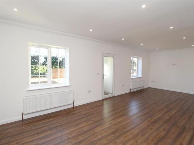 4 bedroom detached bungalow to rent