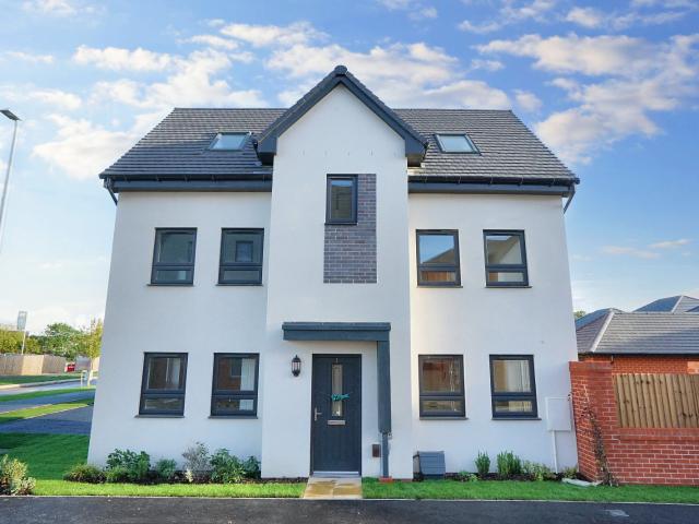 4 bedroom detached garage/parking space to rent