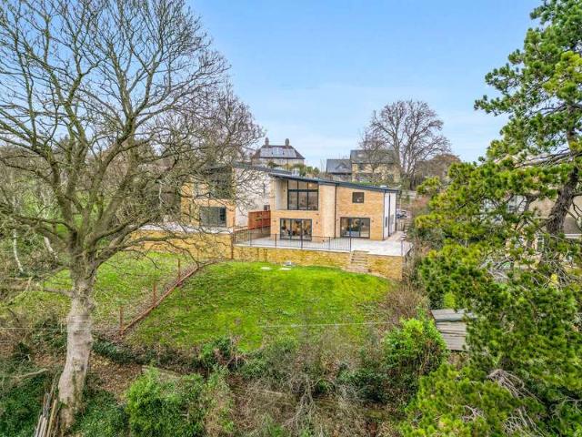 4 Bedroom Detached House
