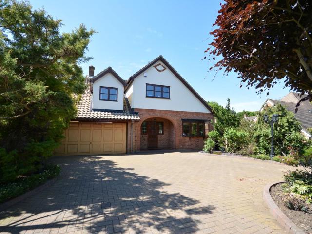 4 Bedroom Detached House for rent at Mendoza Close, Emerson Park, Hornchurch