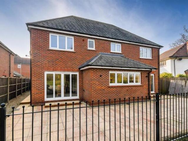 4 bedroom detached house for rent in 18 Pickwick Gardens, Compton, WV3