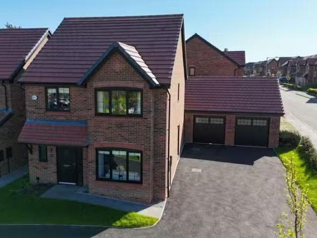 4 bedroom detached house for rent in 1 Hercules Road, Lostock.