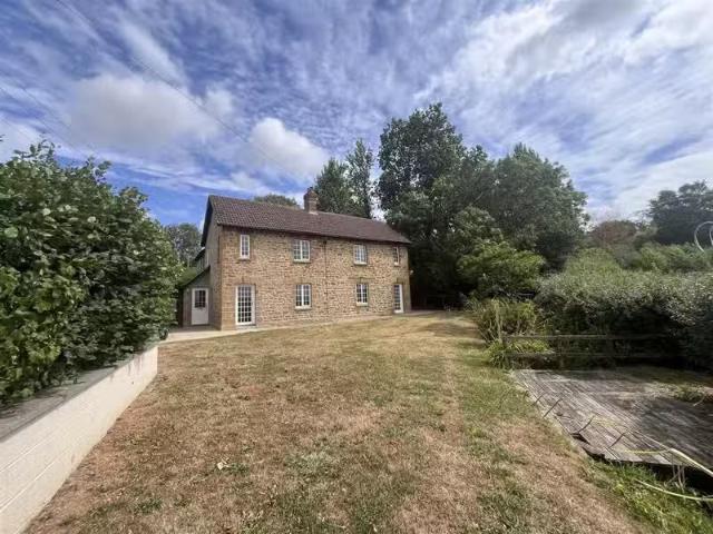4 bedroom detached house for rent in 366 Hill End, Hardington.