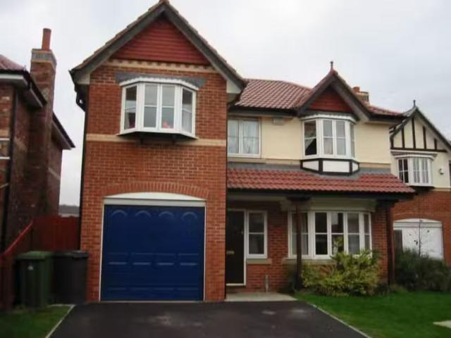 4 bedroom detached house for rent in 46 Holmebrook Drive, The.