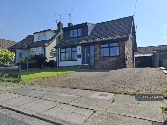 4 bedroom detached house for rent in Cotswold Crescent, Bury.