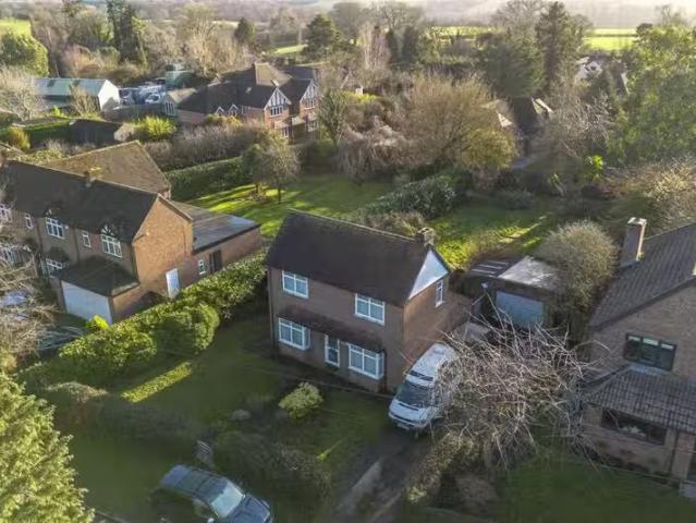 4 bedroom detached house for rent in Coleshill Lane, Winchmore.