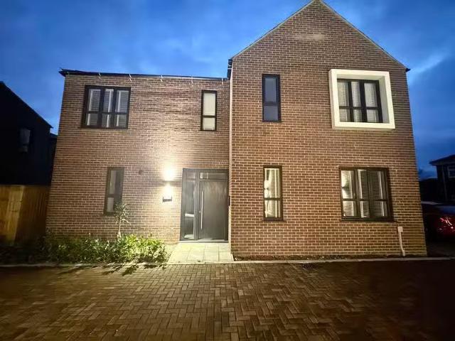 4 bedroom detached house for rent in College Street, Grimsby.