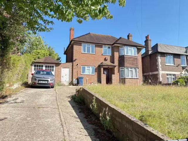 4 bedroom detached house for rent in Coningsby Road, Hp13, HP13