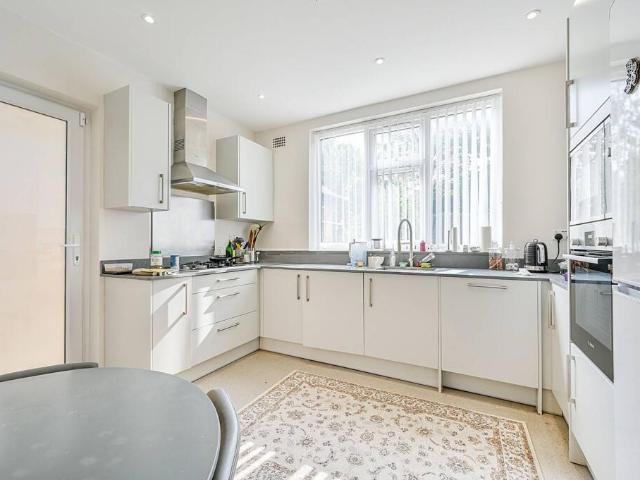 4 bedroom detached house for rent in Corringway, Ealing, London, W5