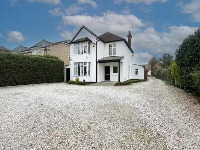 4 bedroom detached house for rent in Cambridge Road, Great She.