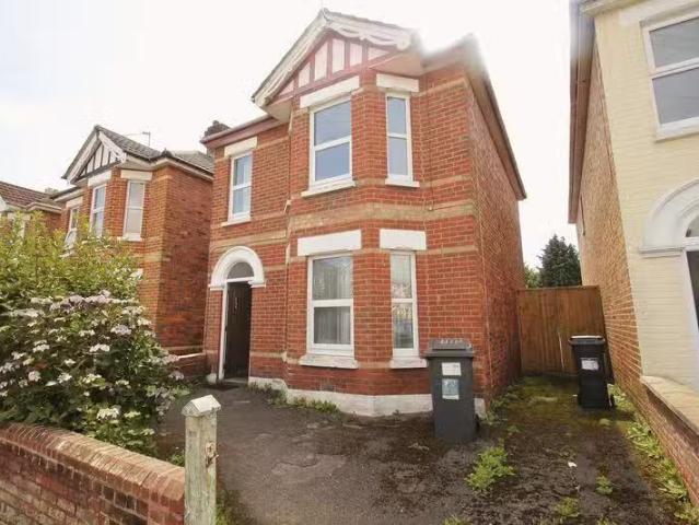 4 bedroom detached house for rent in Capstone Road, Bournemout.