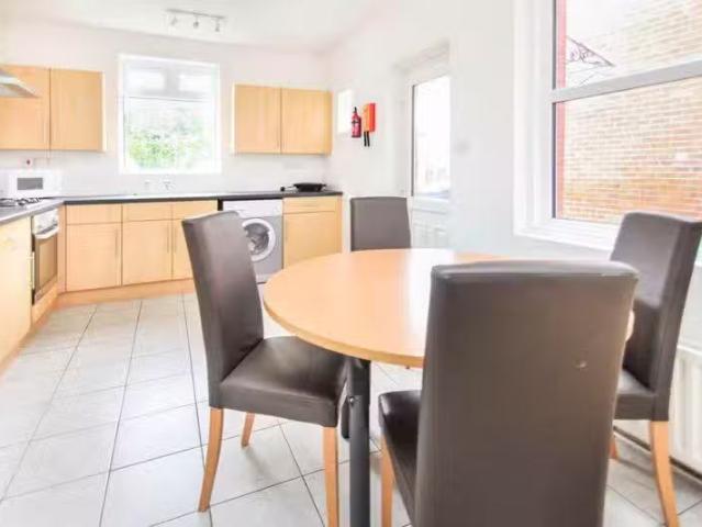 4 bedroom detached house for rent in Capstone Road, Charminste.