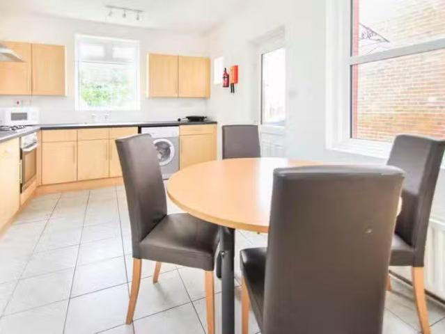 4 bedroom detached house for rent in Capstone Road, Charminste.
