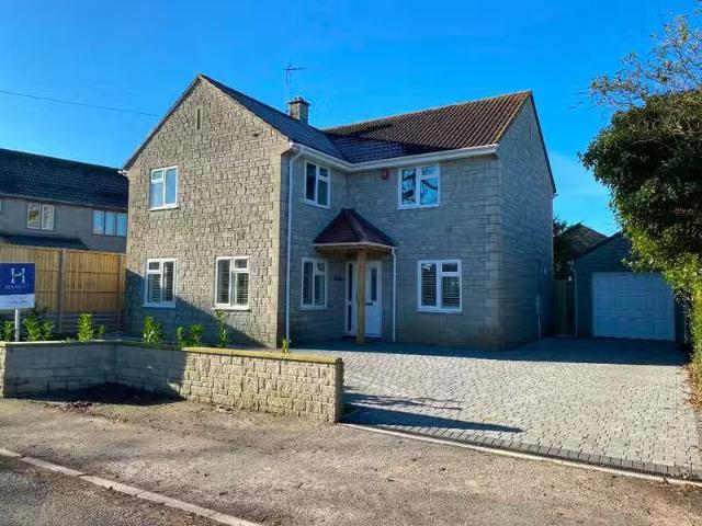 4 bedroom detached house for rent in Church Road, BA22